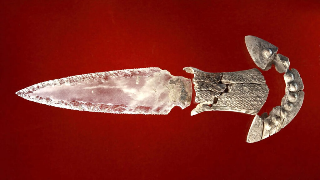 El enigma de la Daga de Cristal «mágica» de 5.000 años encontrada en ...